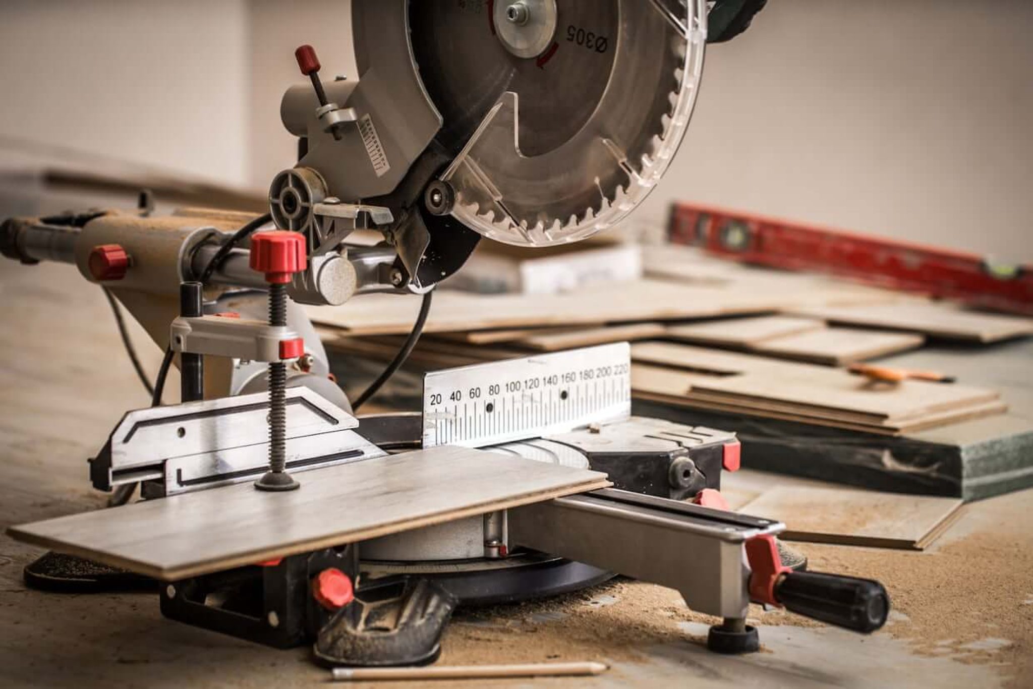 Comment choisir une scie radiale ? - scie-radiale.net